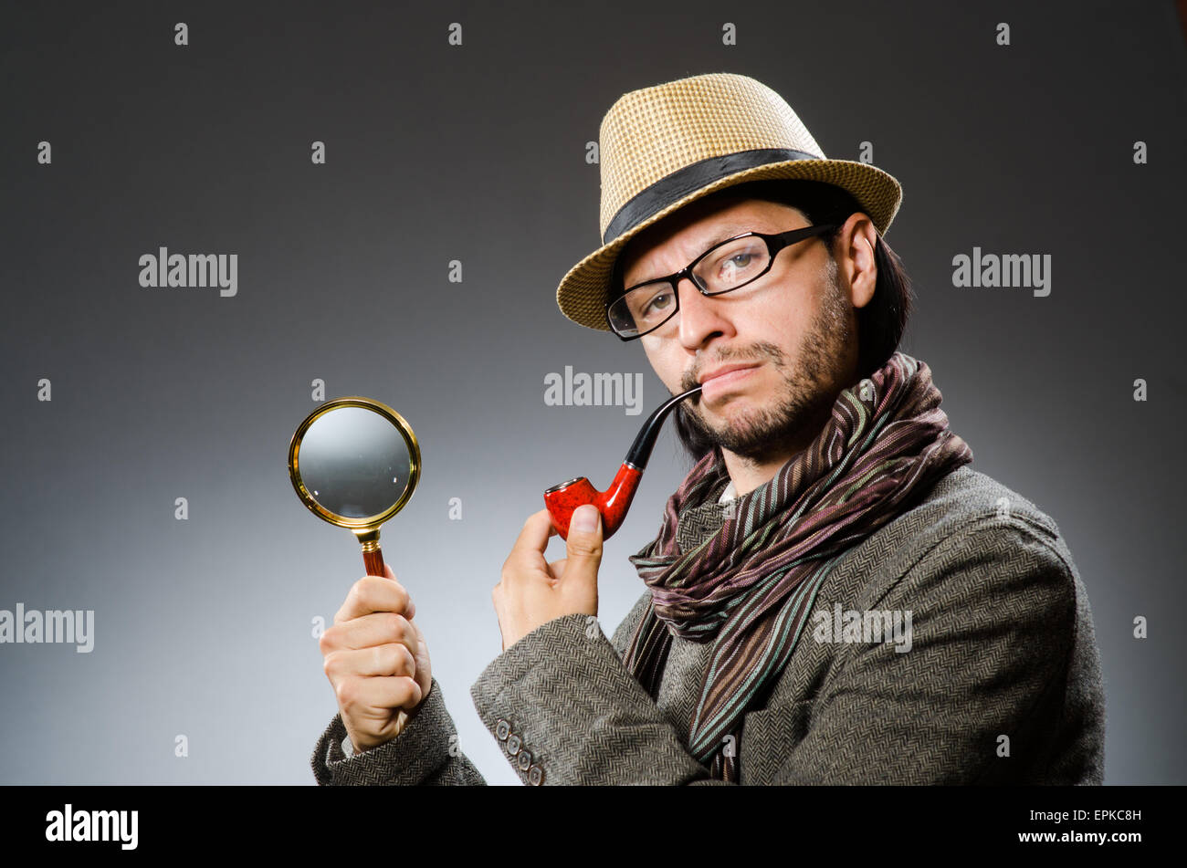 Funny detective with smoking pipe and magnifying glass Stock Photo - Alamy