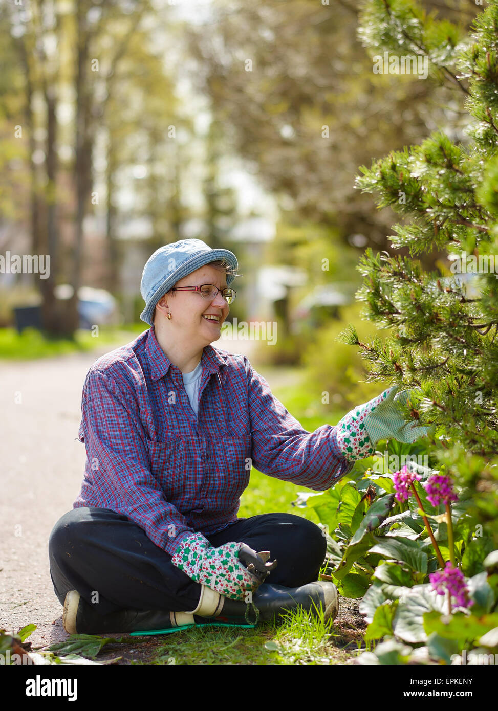 Hand weeding hi-res stock photography and images - Alamy