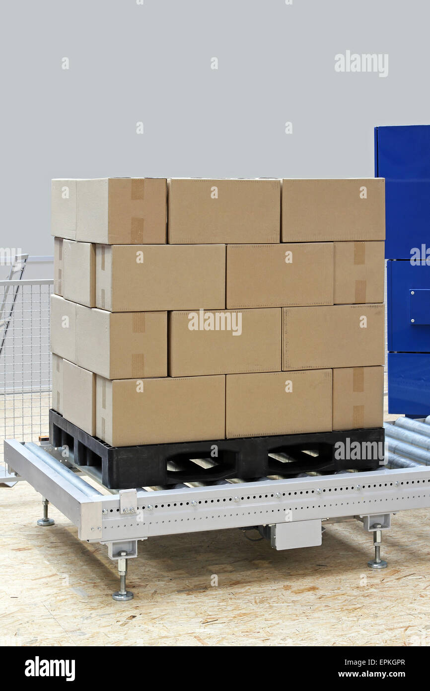 Pallet box warehouse hi-res stock photography and images - Alamy