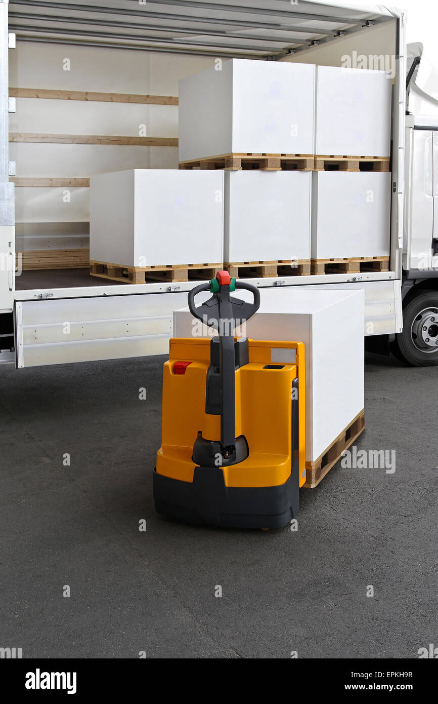 Loading lorry pallets hi-res stock photography and images - Alamy