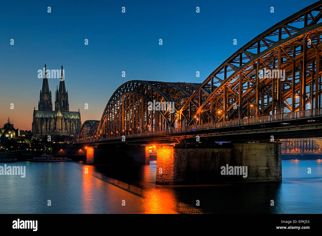 Cologne Dome, Hohenzollern Bridge at night, Northrhine-Westfalia ...