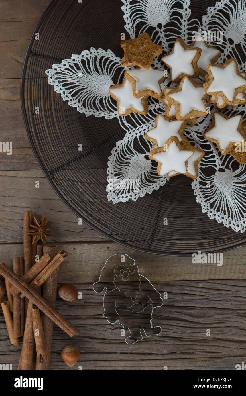 Cinnamon stars, spices and cookie cutter Stock Photo - Alamy