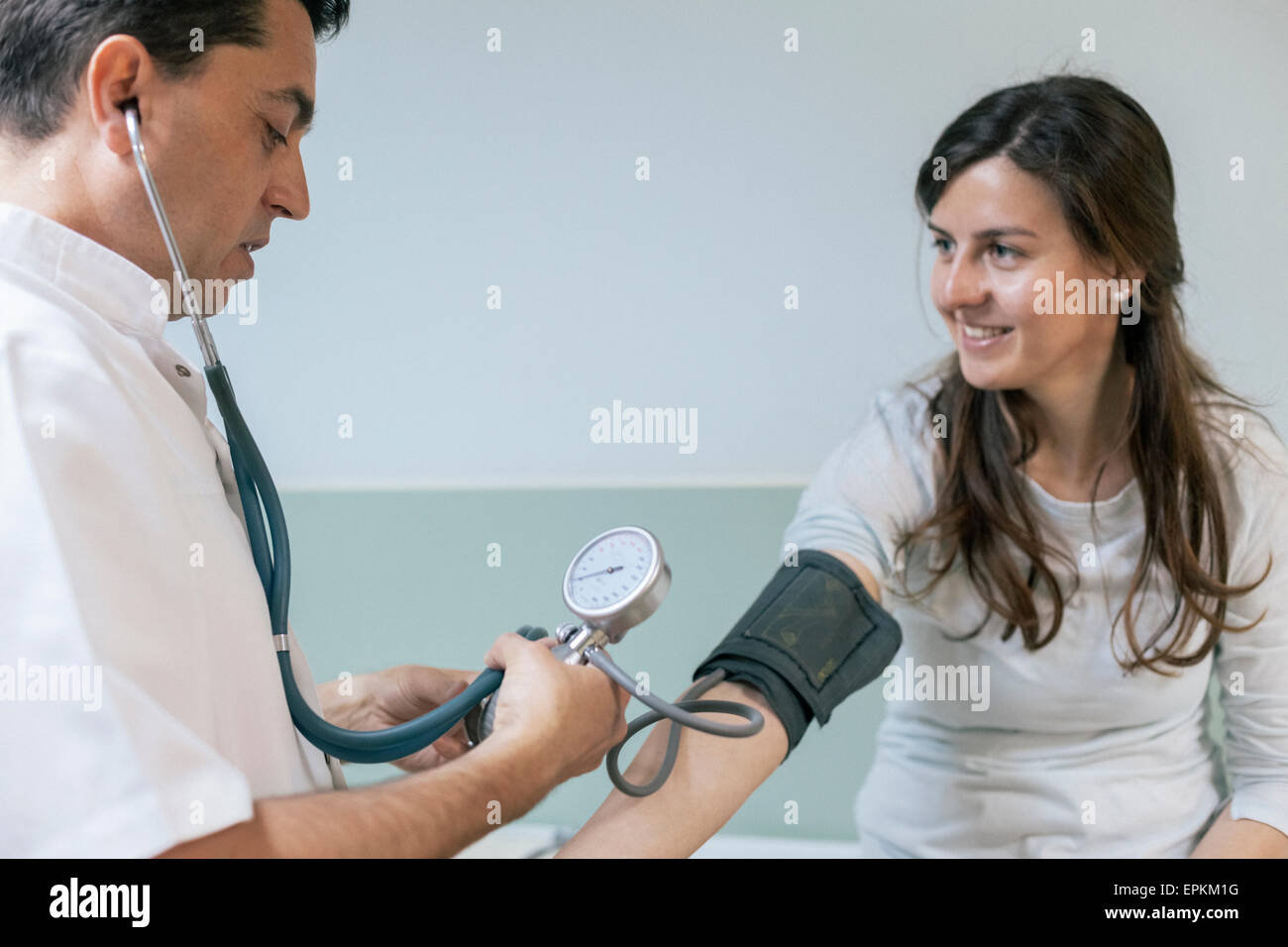 Doctor checking patient's blood pressure Stock Photo - Alamy