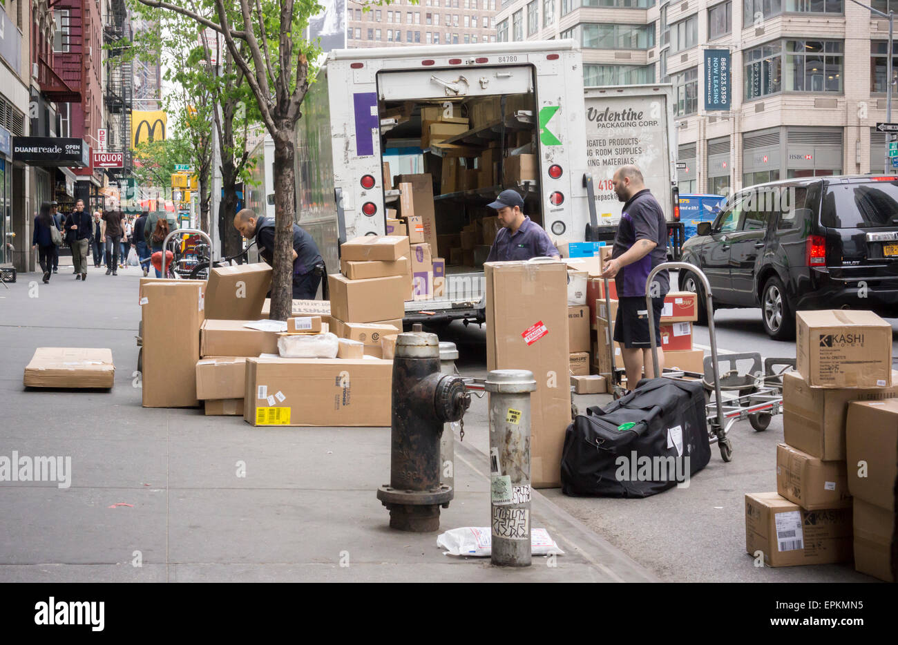 Federal express workers sort packages hi-res stock photography and ...