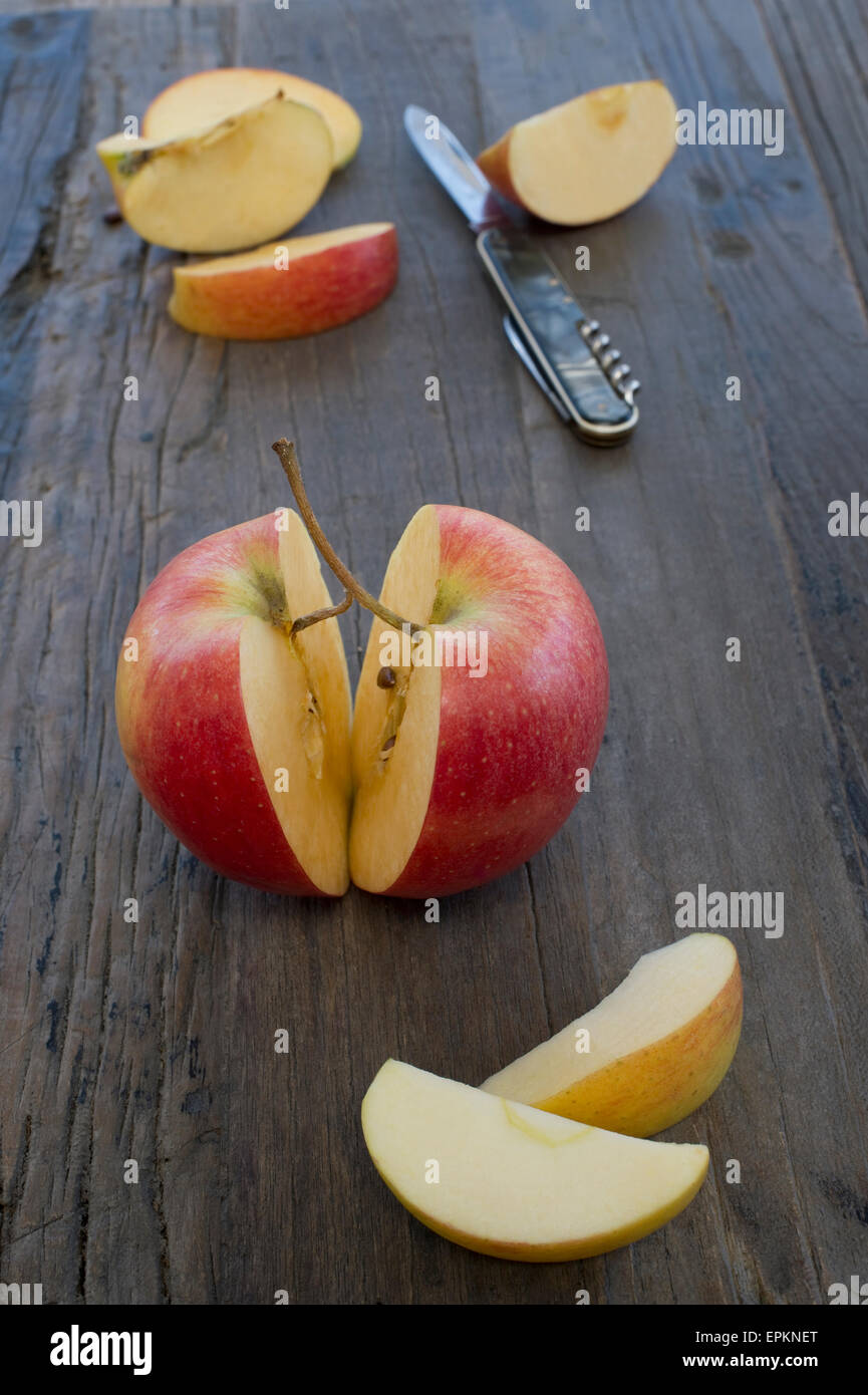 Sliced apples and pocket knife on dark wood Stock Photo - Alamy