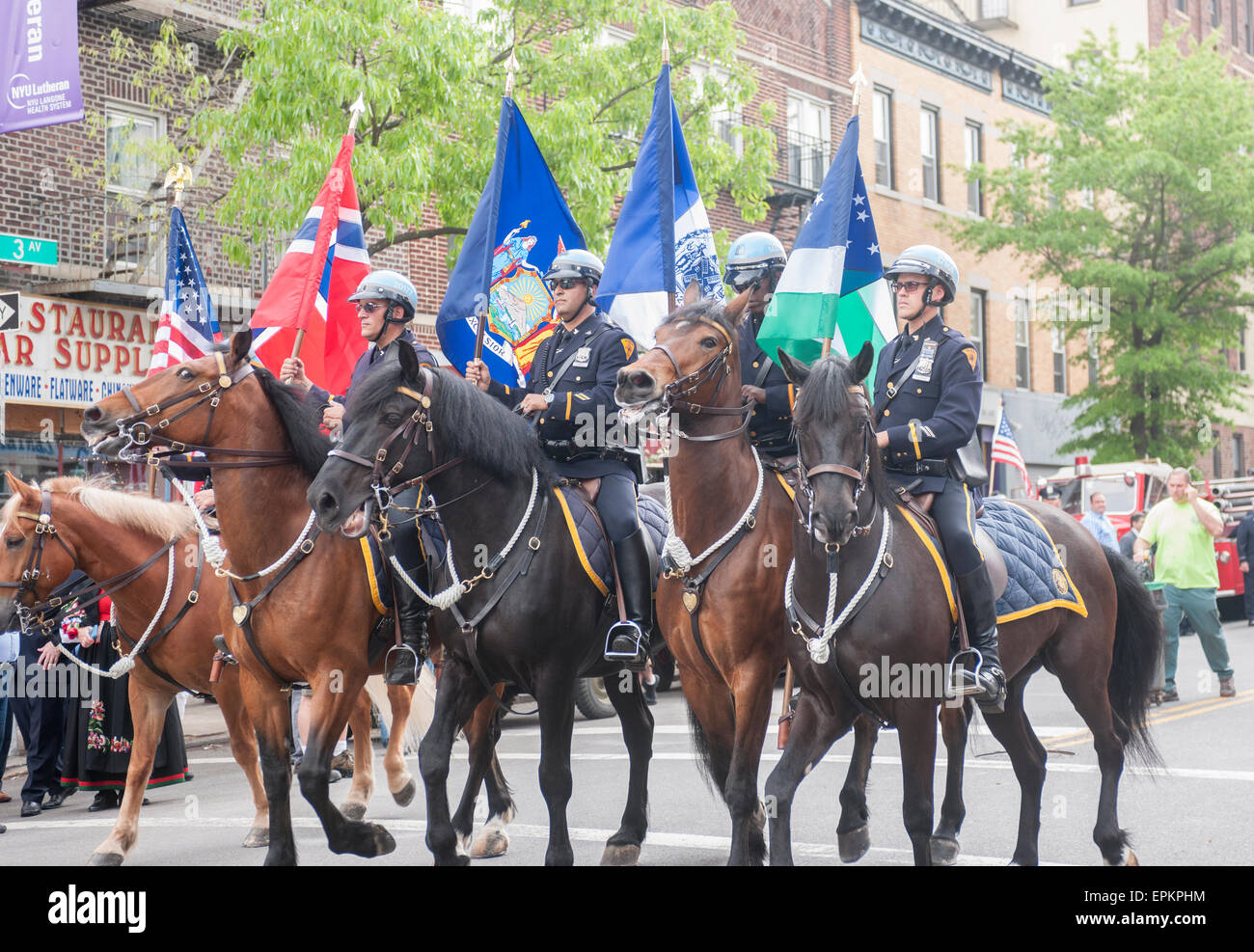 Nypd police officers on horse hi-res stock photography and images - Alamy