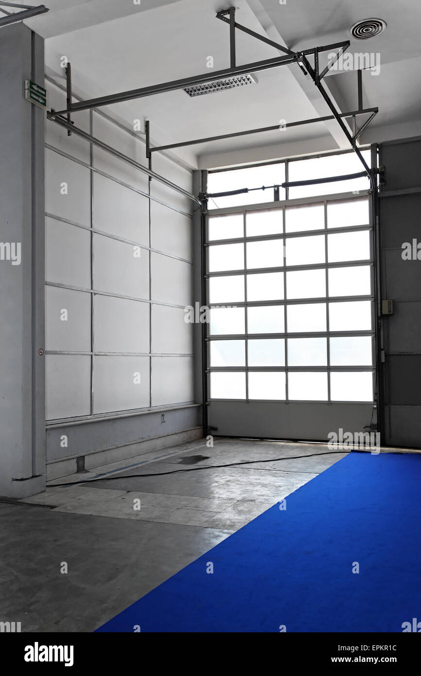 Closed warehouse door hi-res stock photography and images - Alamy