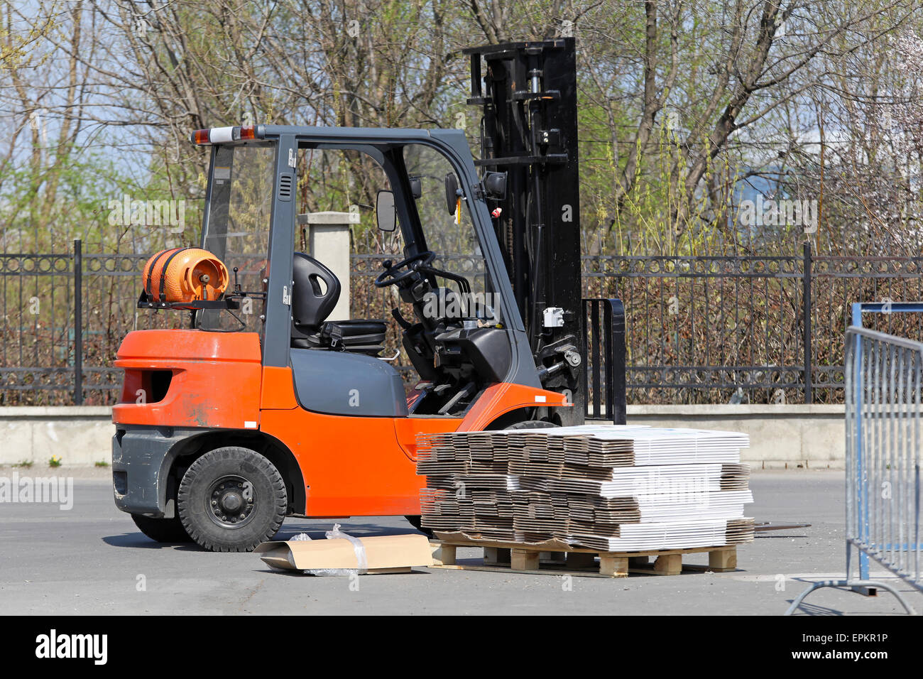 Orange forklift hi-res stock photography and images - Alamy