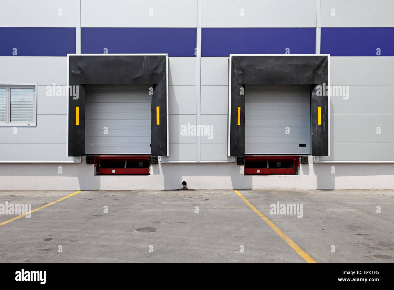 Freight doors hi-res stock photography and images - Alamy