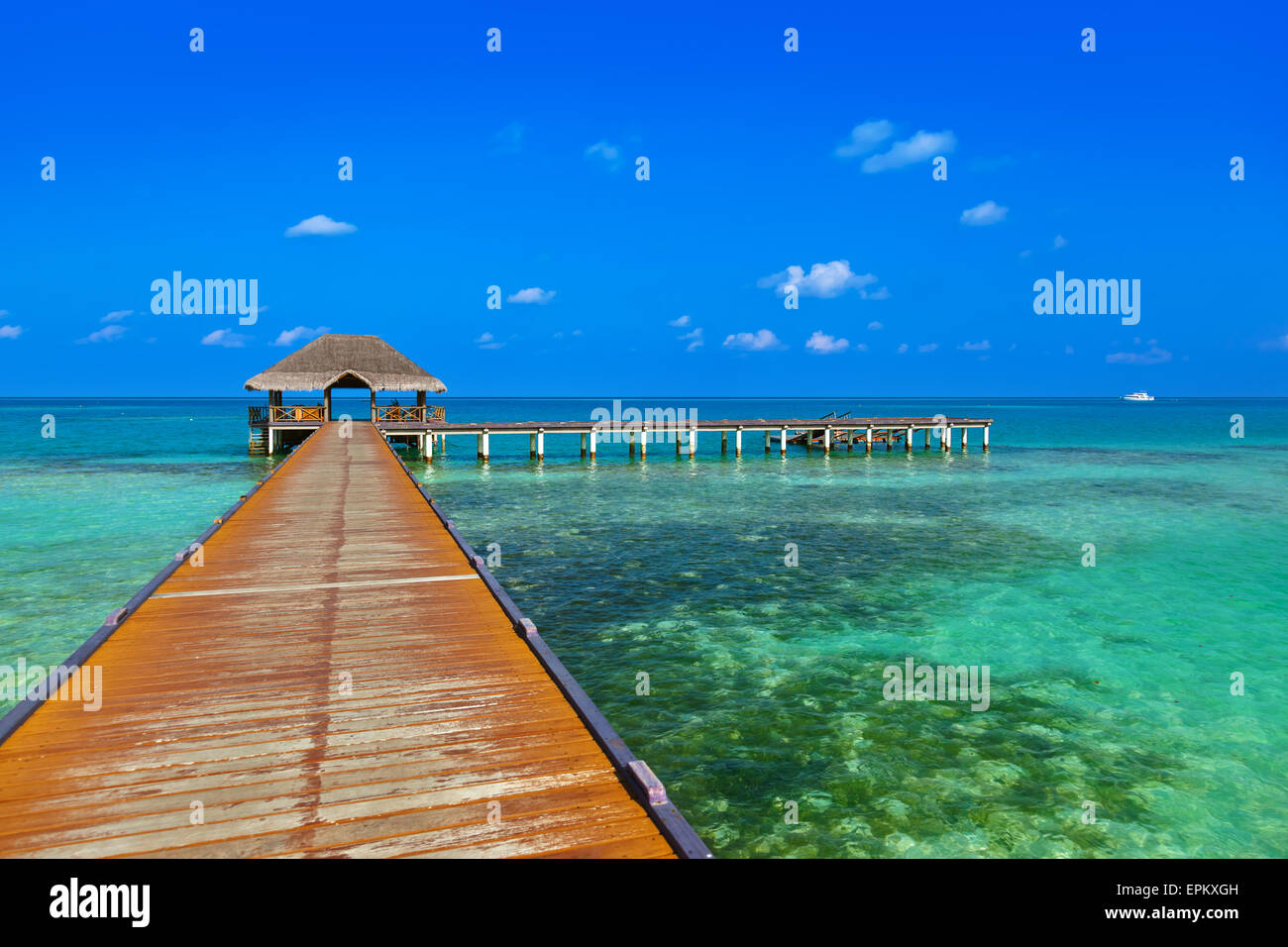 Jetty on tropical Maldives island Stock Photo - Alamy