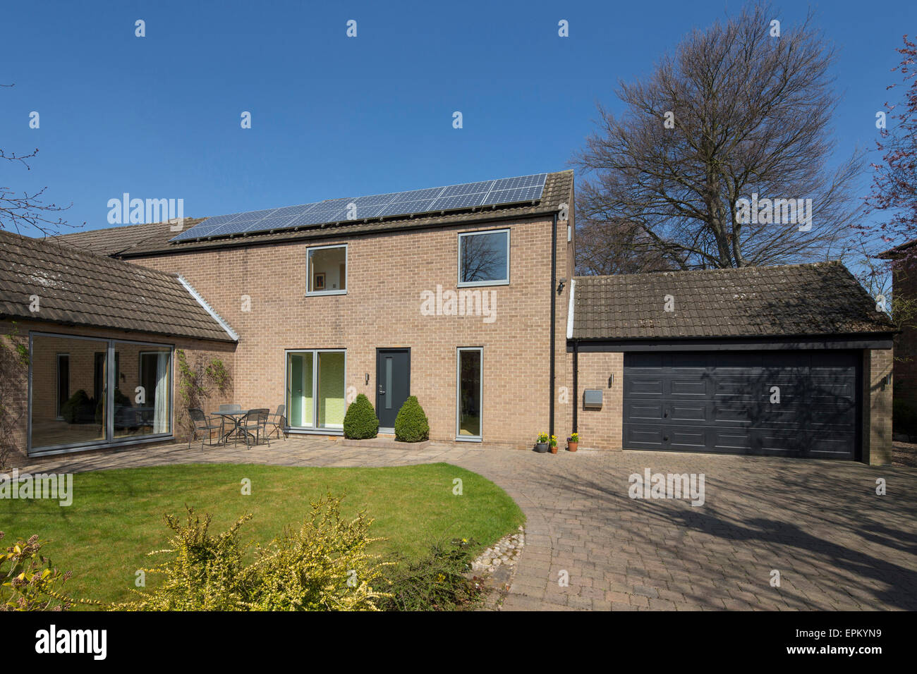 Uk house exterior front hi-res stock photography and images - Alamy