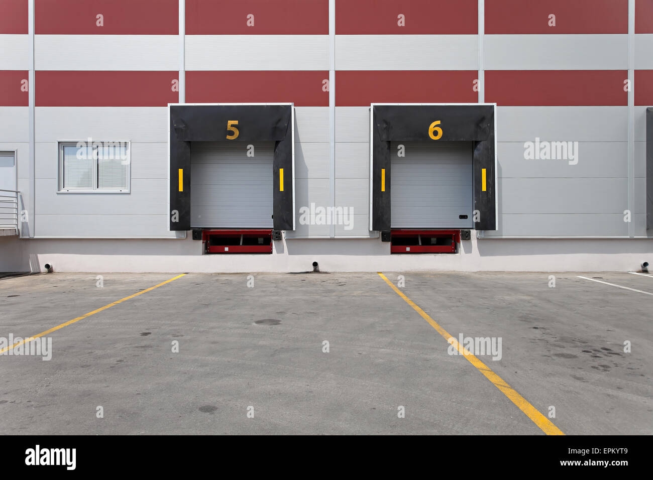 Loading bay doors hi-res stock photography and images - Alamy