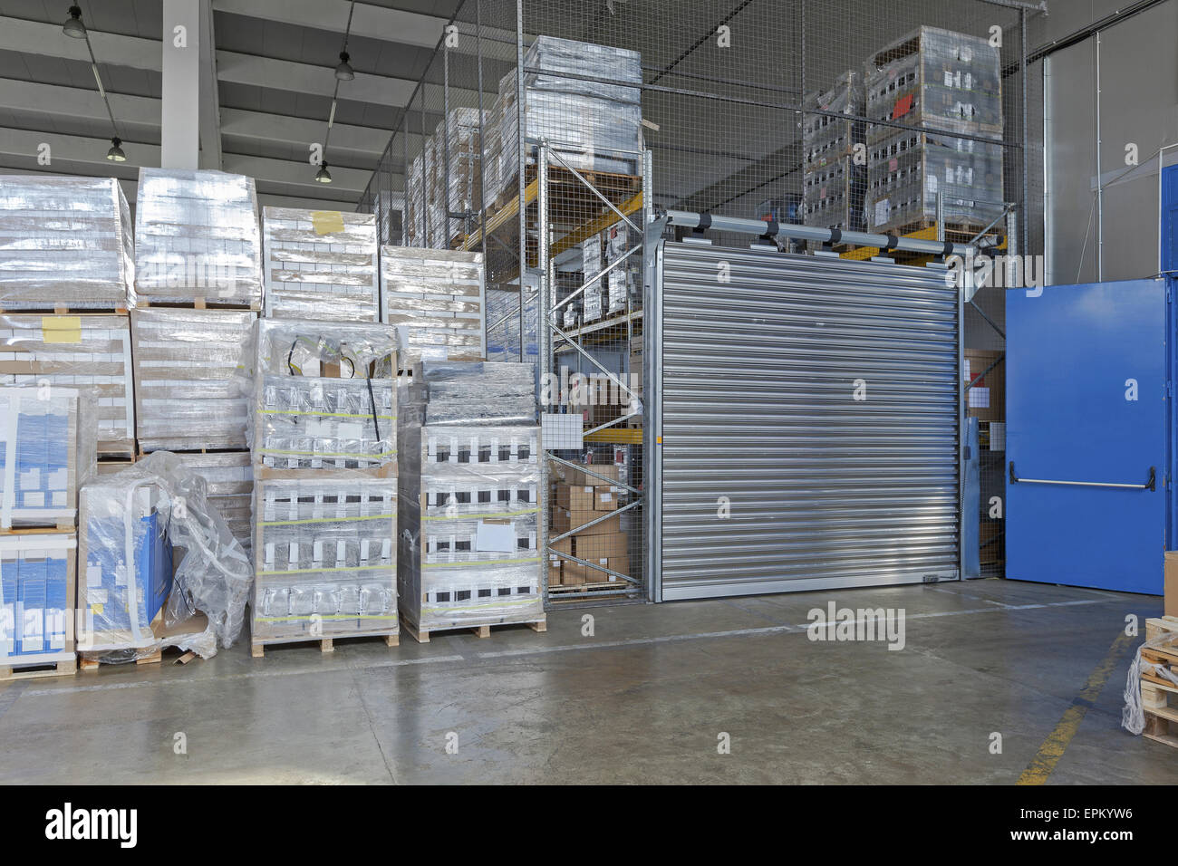 Distribution warehousing hi-res stock photography and images - Alamy