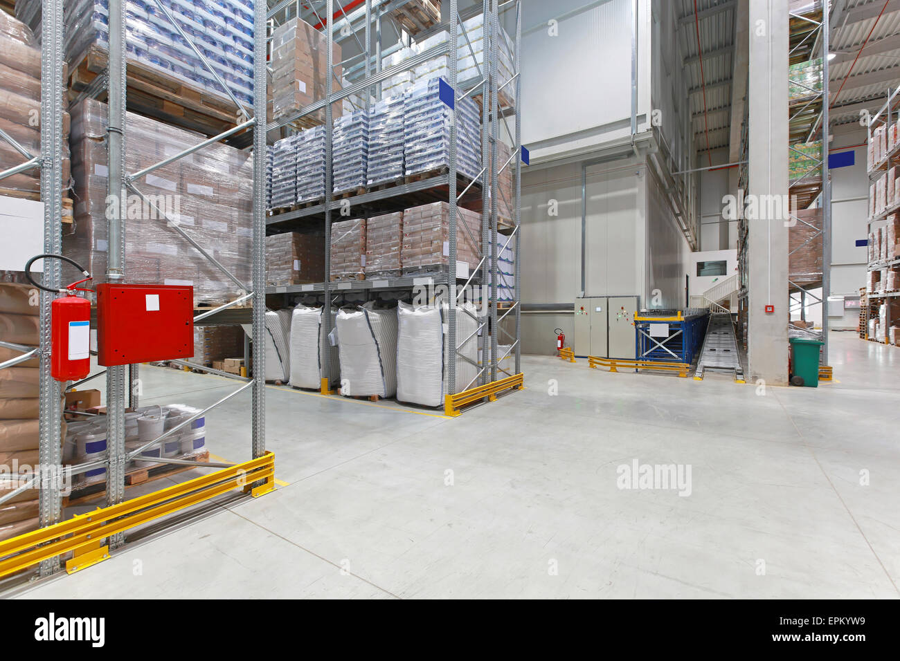 Logistics warehouse hi-res stock photography and images - Alamy