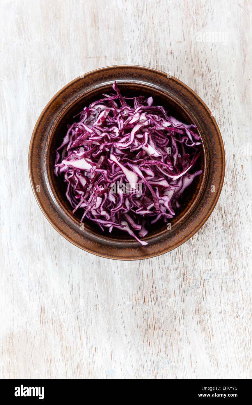 Bowl of grated red cabbage Stock Photo - Alamy