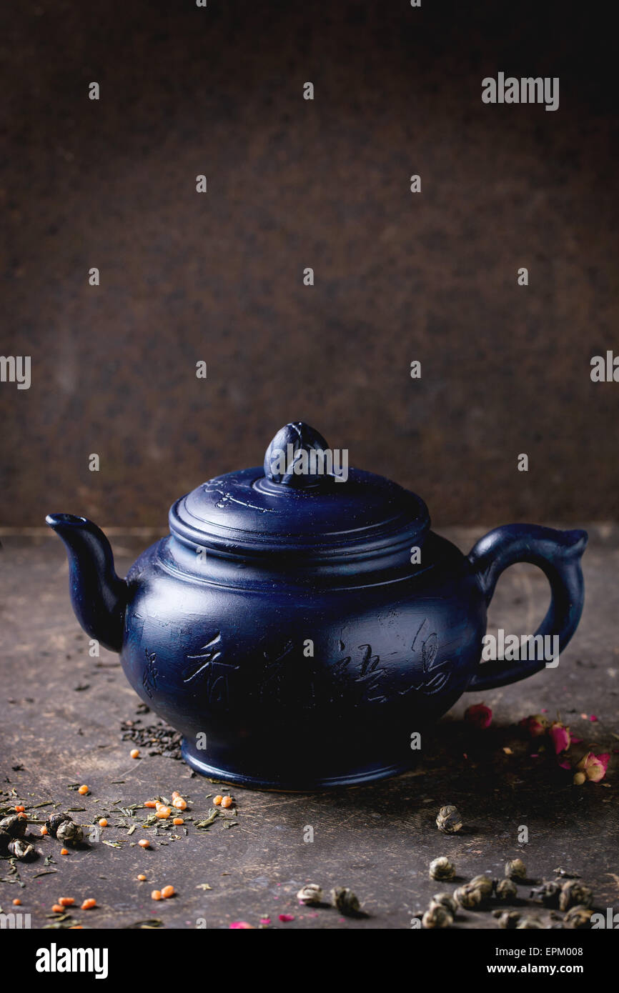 Teapot and tea leaves Stock Photo - Alamy
