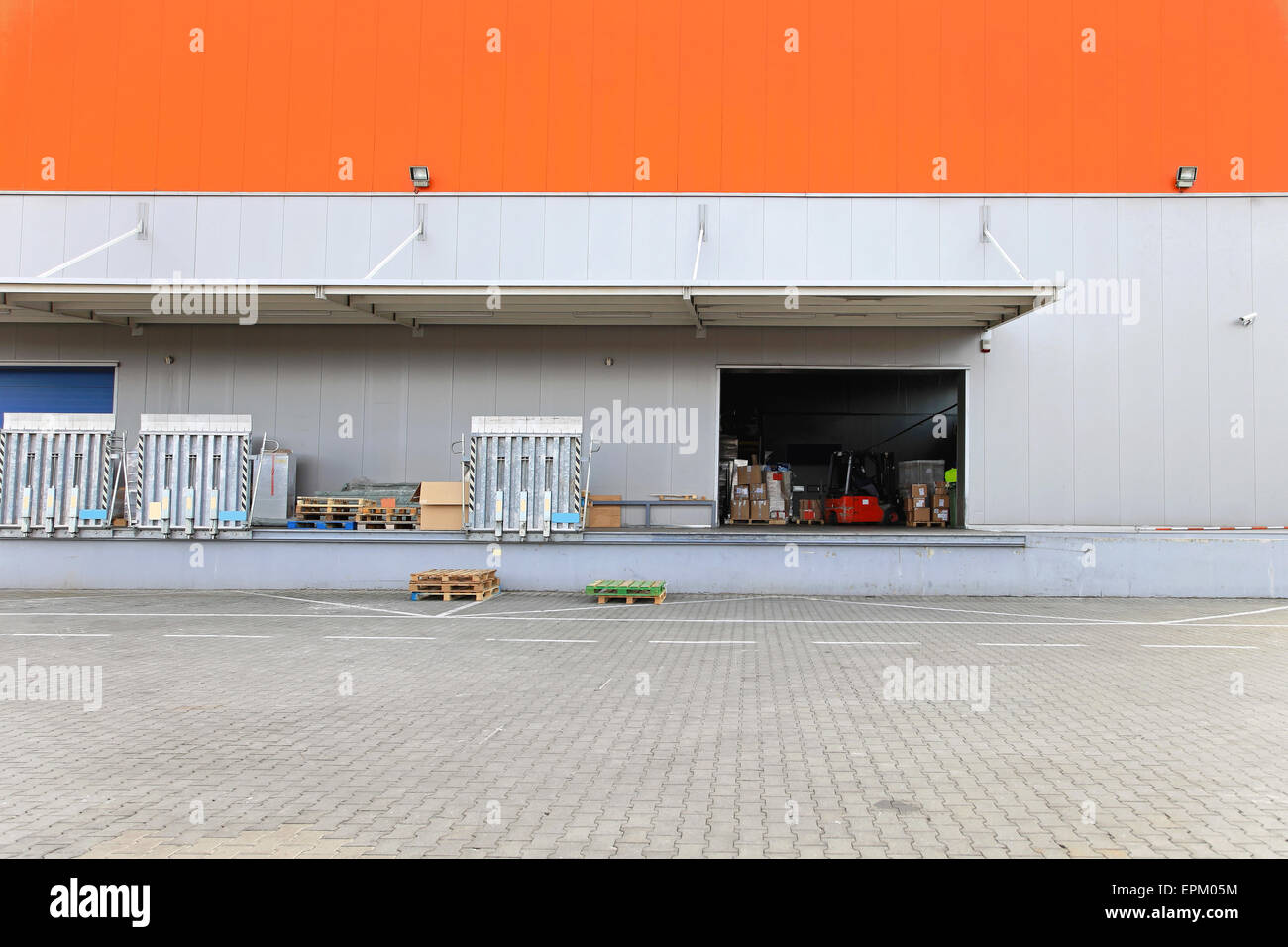 Warehouse ramp hi-res stock photography and images - Alamy