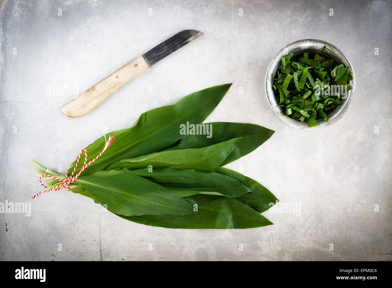 Ramson leaves and chopped ramson Stock Photo - Alamy