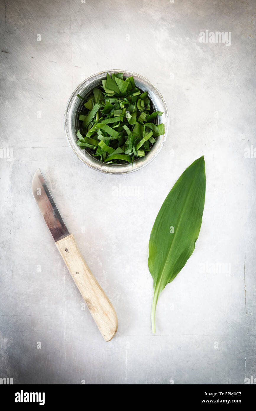Ramson leaf and chopped ramson Stock Photo - Alamy