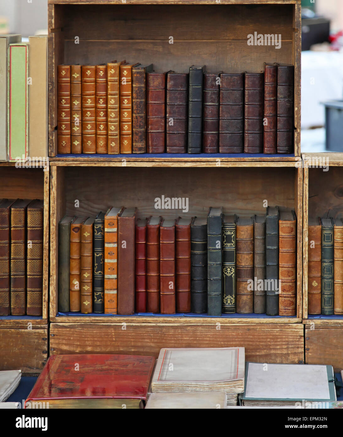 Old bookcase hi-res stock photography and images - Alamy