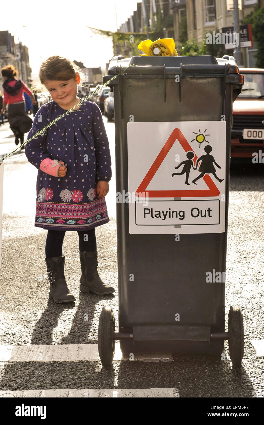 Traffic sign children playing hi-res stock photography and images - Alamy