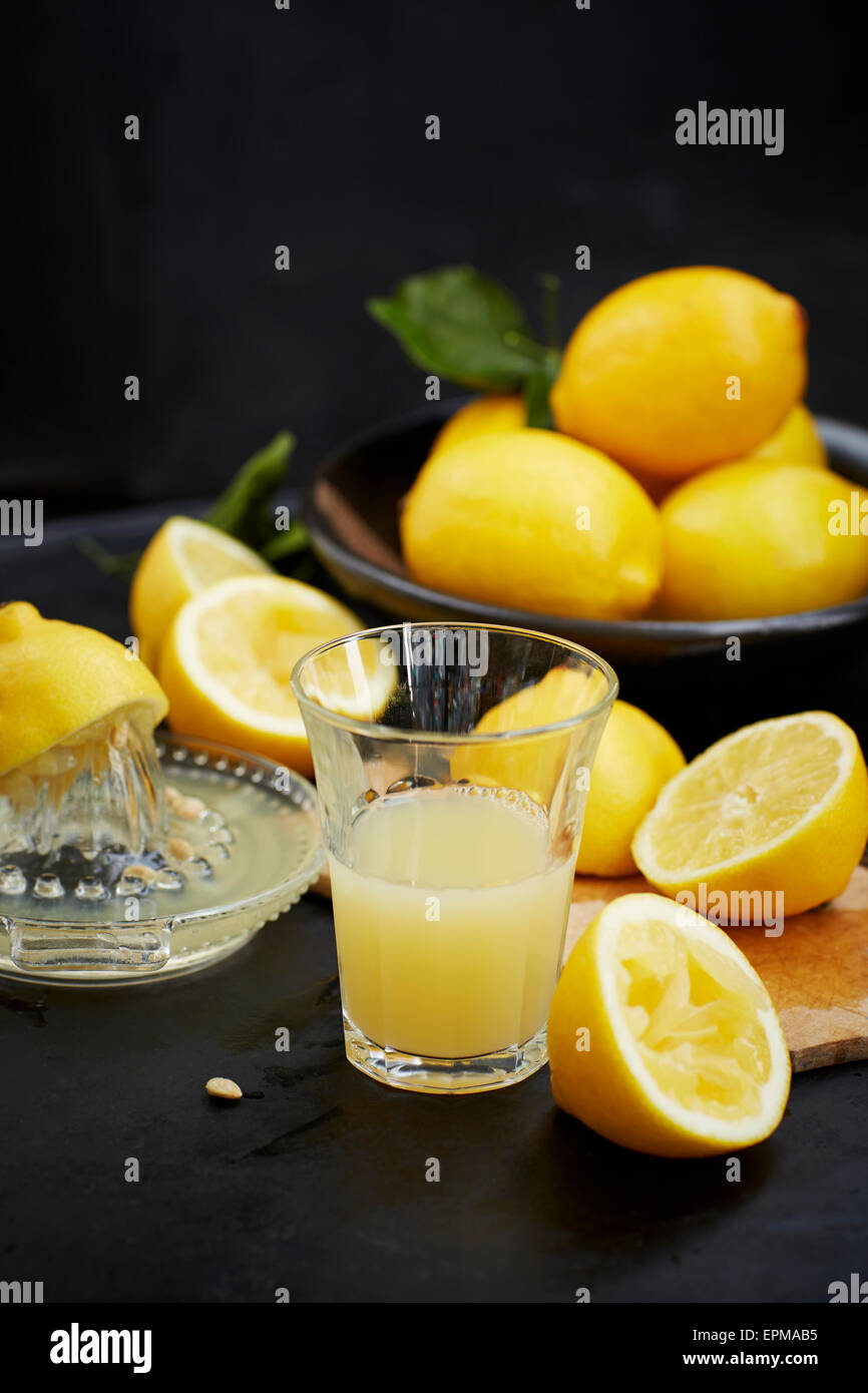 Sliced lemons in chopping board and freshly squeezed lemomn juice Stock ...