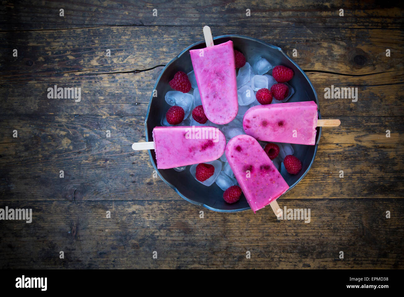 Bowl with raspberry chia ice lollies and raspberries Stock Photo - Alamy