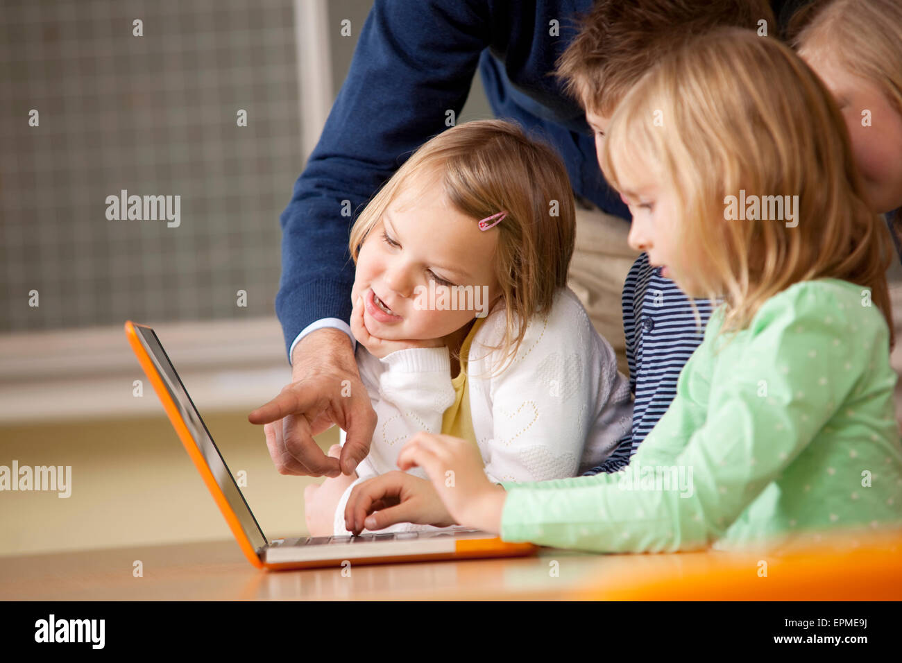 Primary pupils laptop hi-res stock photography and images - Alamy