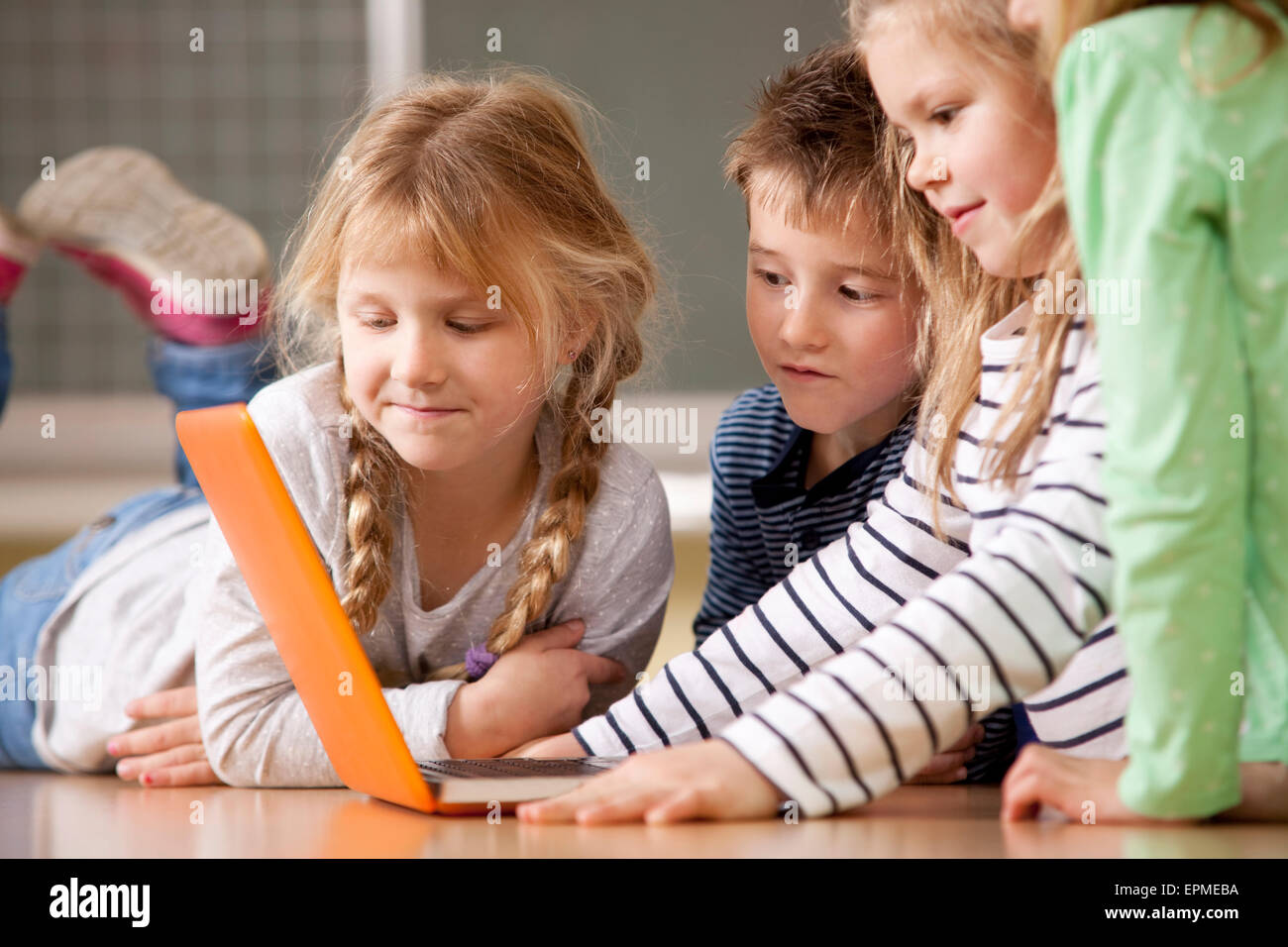 Primary pupils laptop hi-res stock photography and images - Alamy