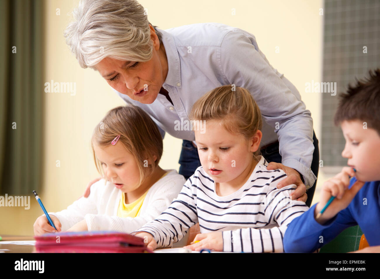 Teacher talking primary pupils hi-res stock photography and images - Alamy