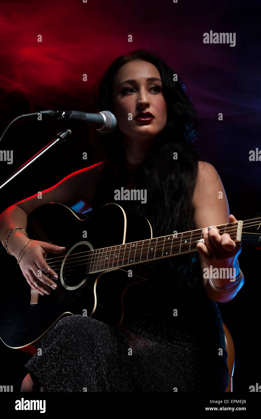 Lady singing with guitar hi-res stock photography and images - Alamy