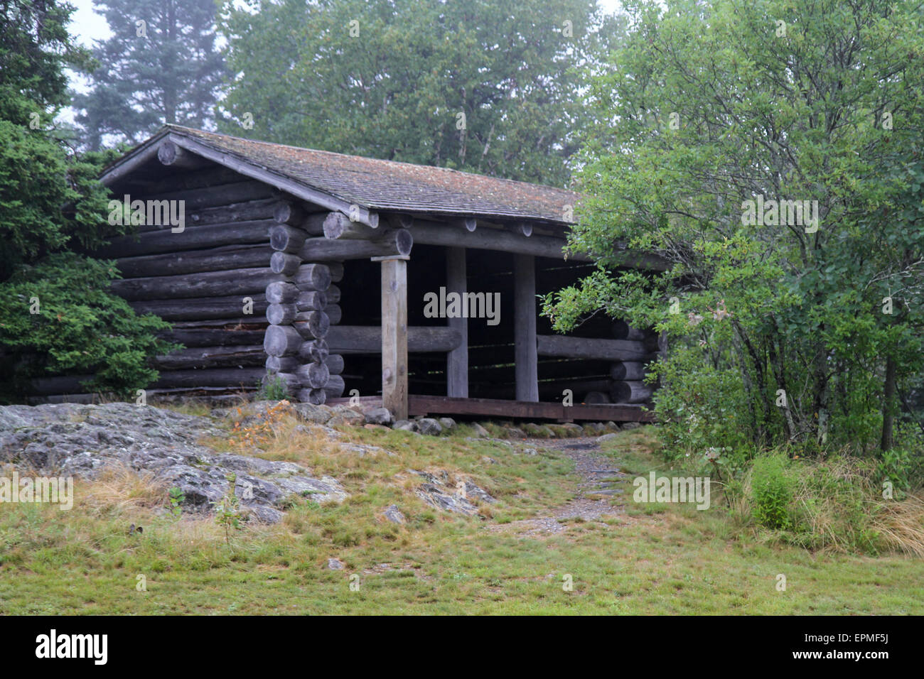 Log shelter hi-res stock photography and images - Alamy
