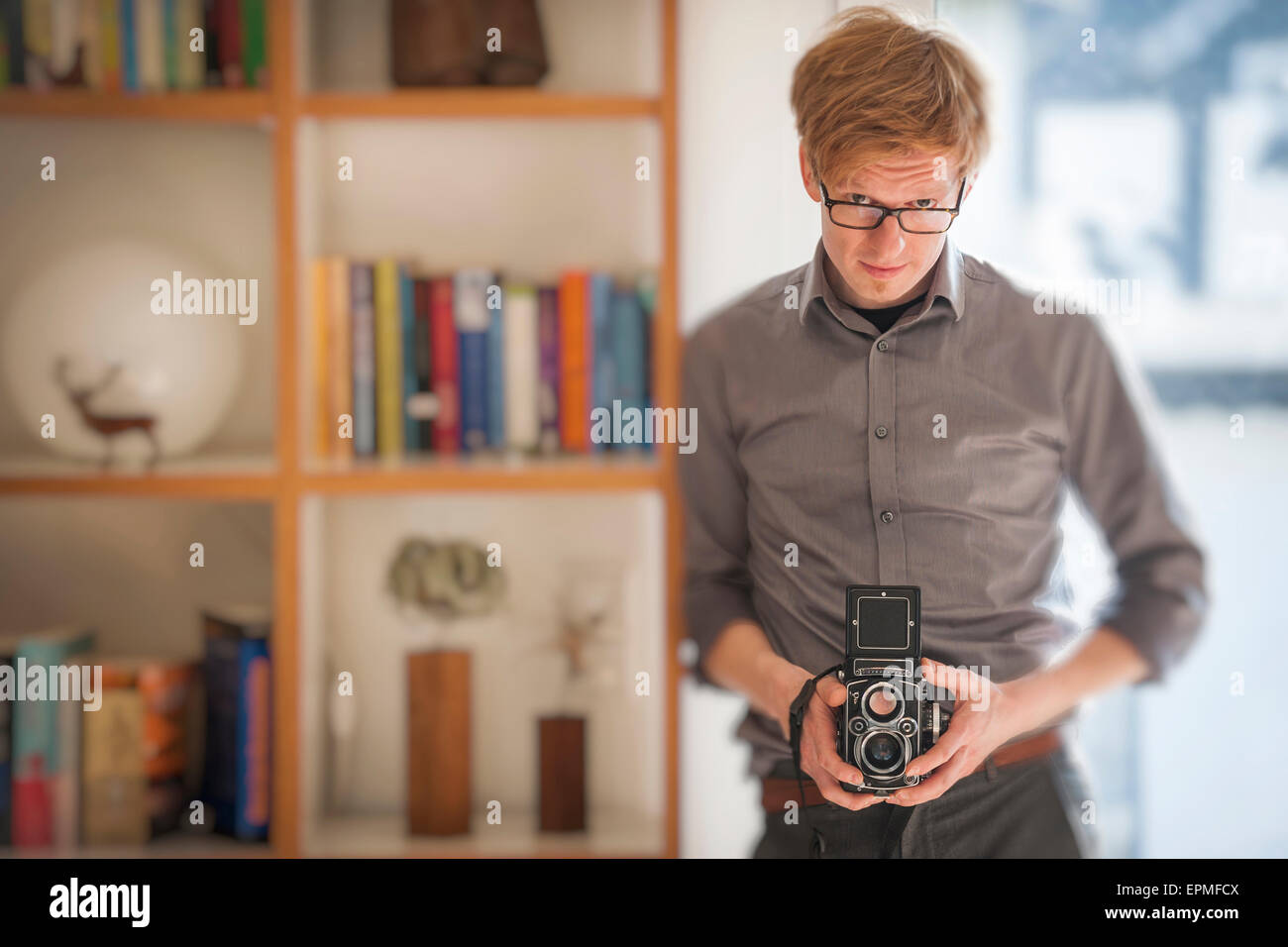 Man holding old camera Stock Photo - Alamy
