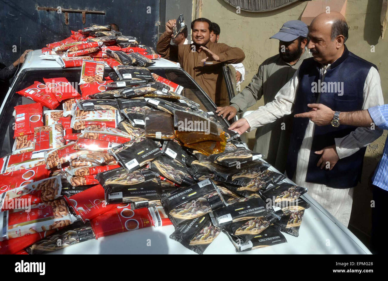 Quetta, Pakistan. 19th May, 2015. Custom Intelligence officials show ...