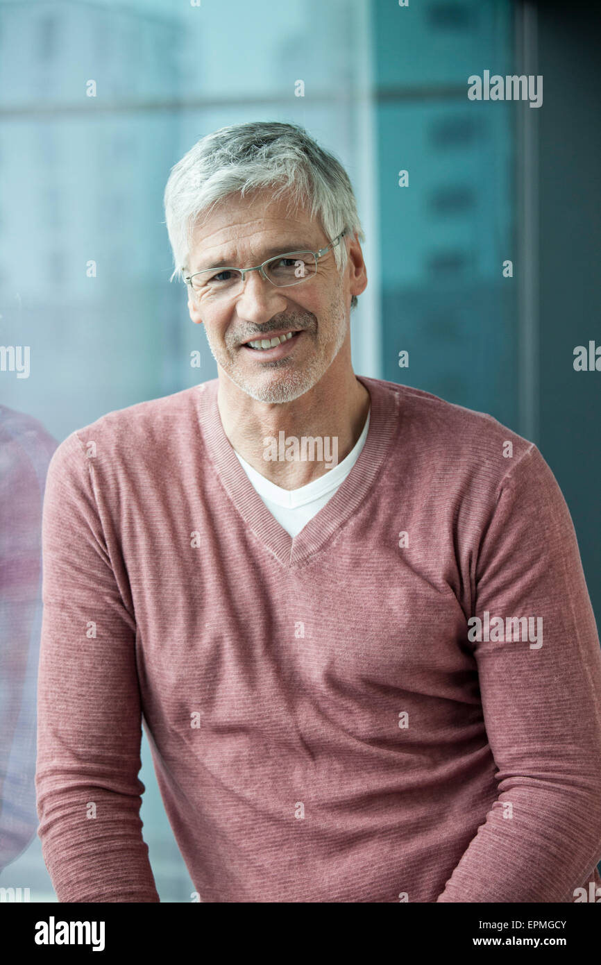 Portrait of smiling man with grey hair Stock Photo - Alamy