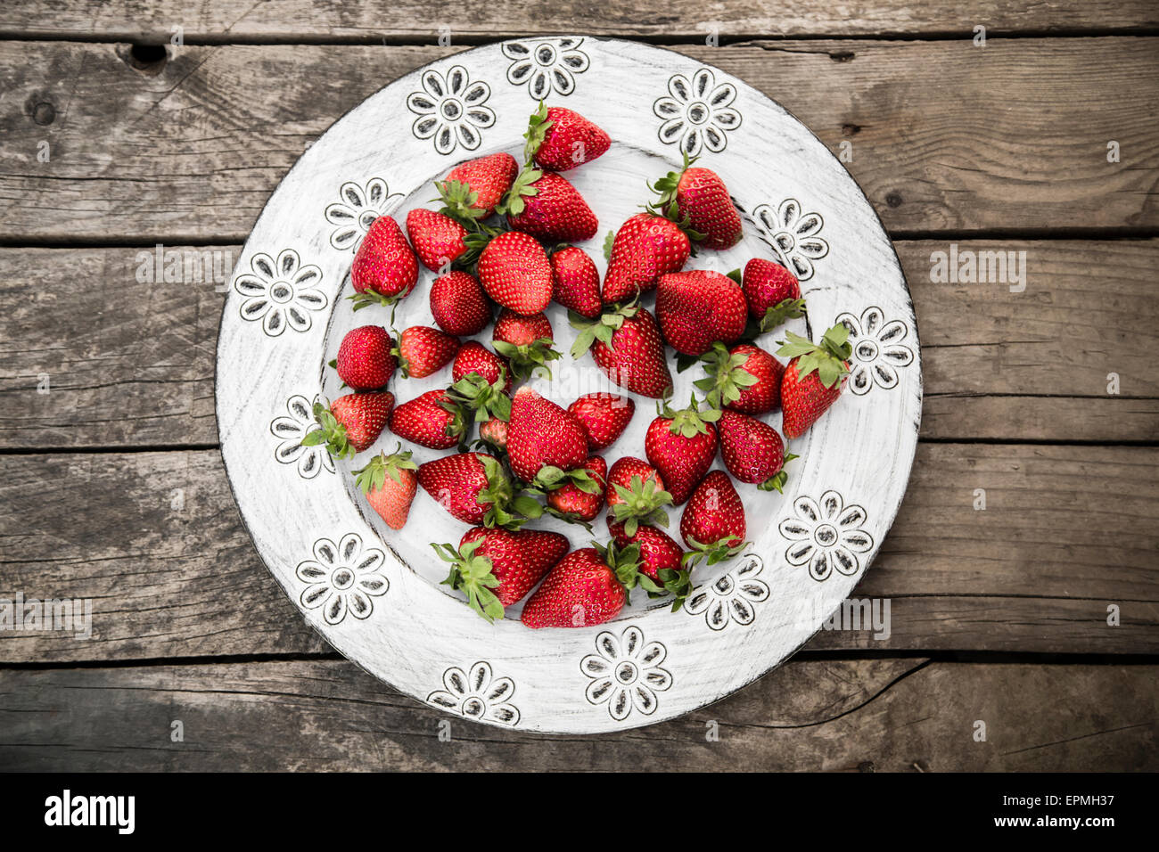 Strawberries in plate hi-res stock photography and images - Alamy
