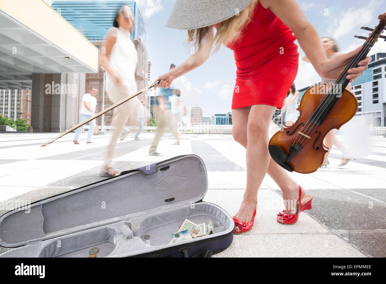 Violin player between a crowd of people in a city Stock Photo - Alamy