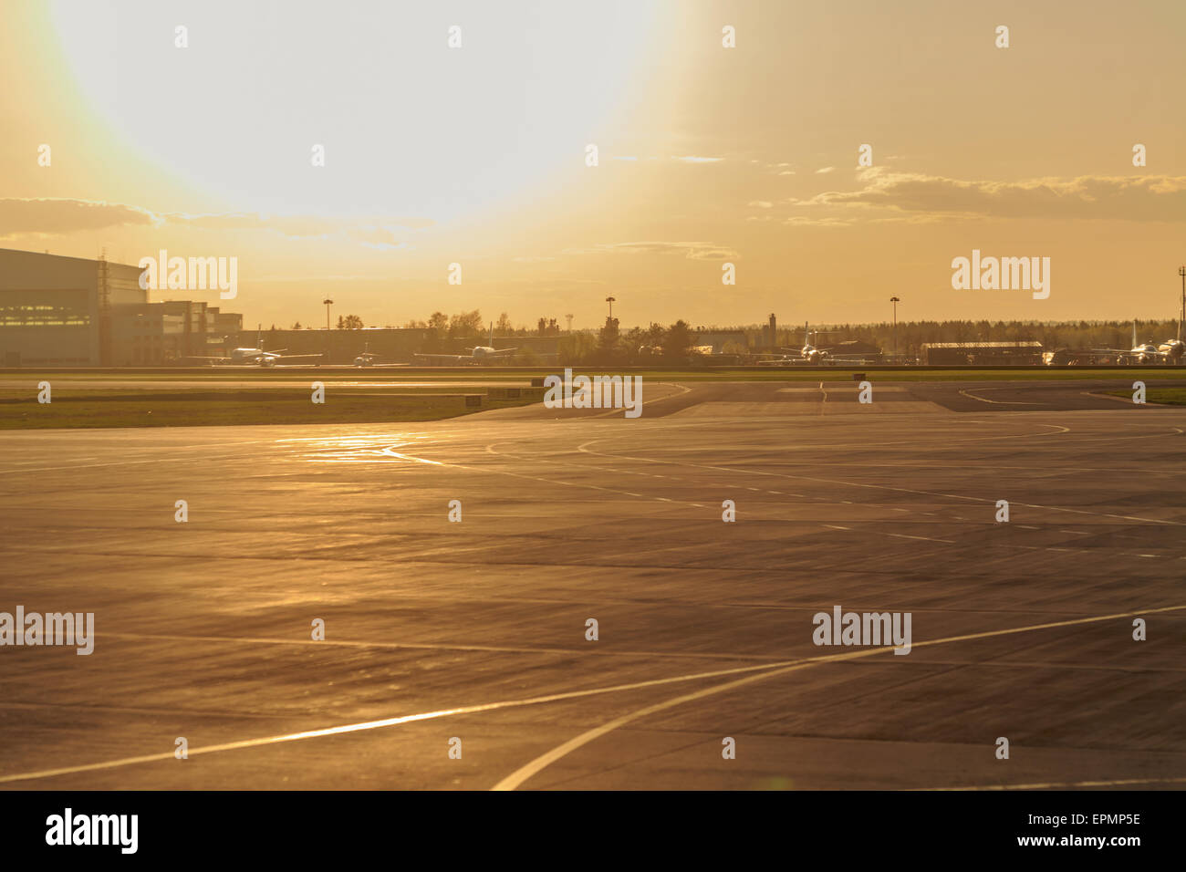 Tarmac landing strip hi-res stock photography and images - Alamy