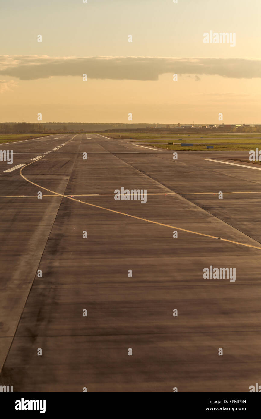 Tarmac landing strip hi-res stock photography and images - Alamy