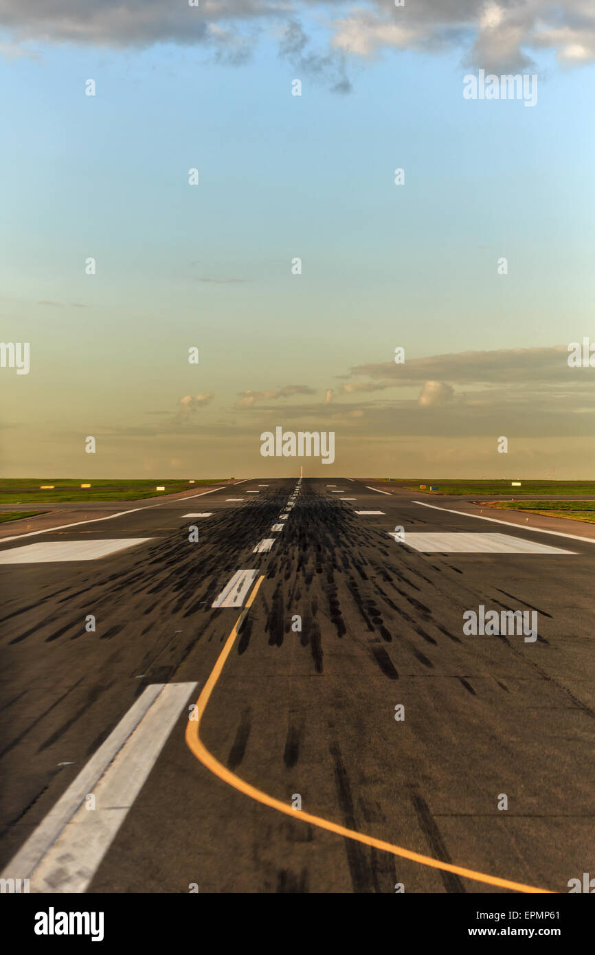 Flightline fence hi-res stock photography and images - Alamy