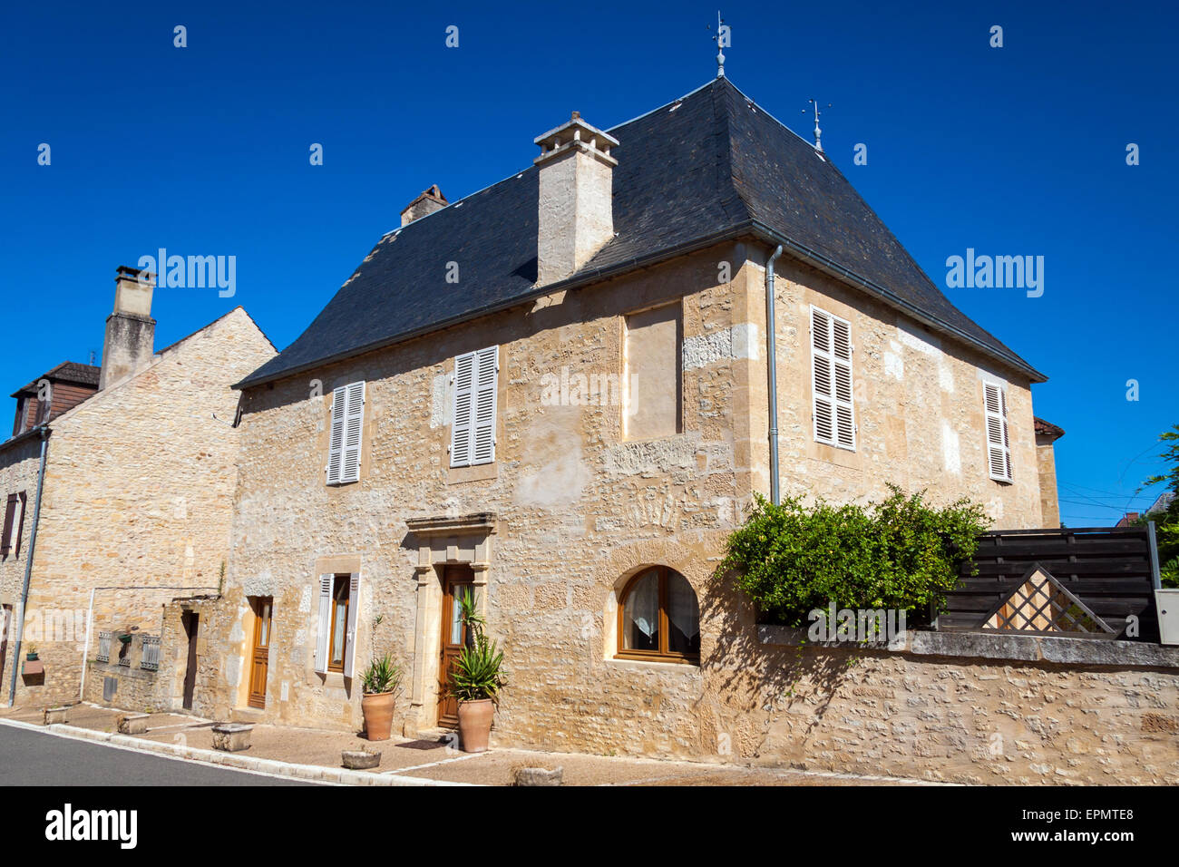 Blue shutters stone cottage hi-res stock photography and images - Alamy