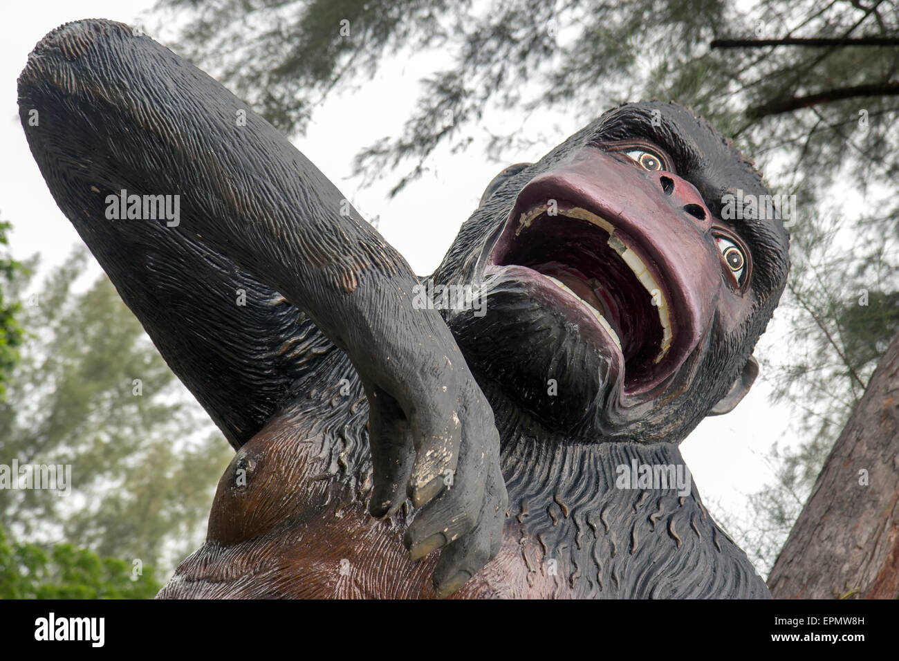 Angry gorilla hi-res stock photography and images - Alamy