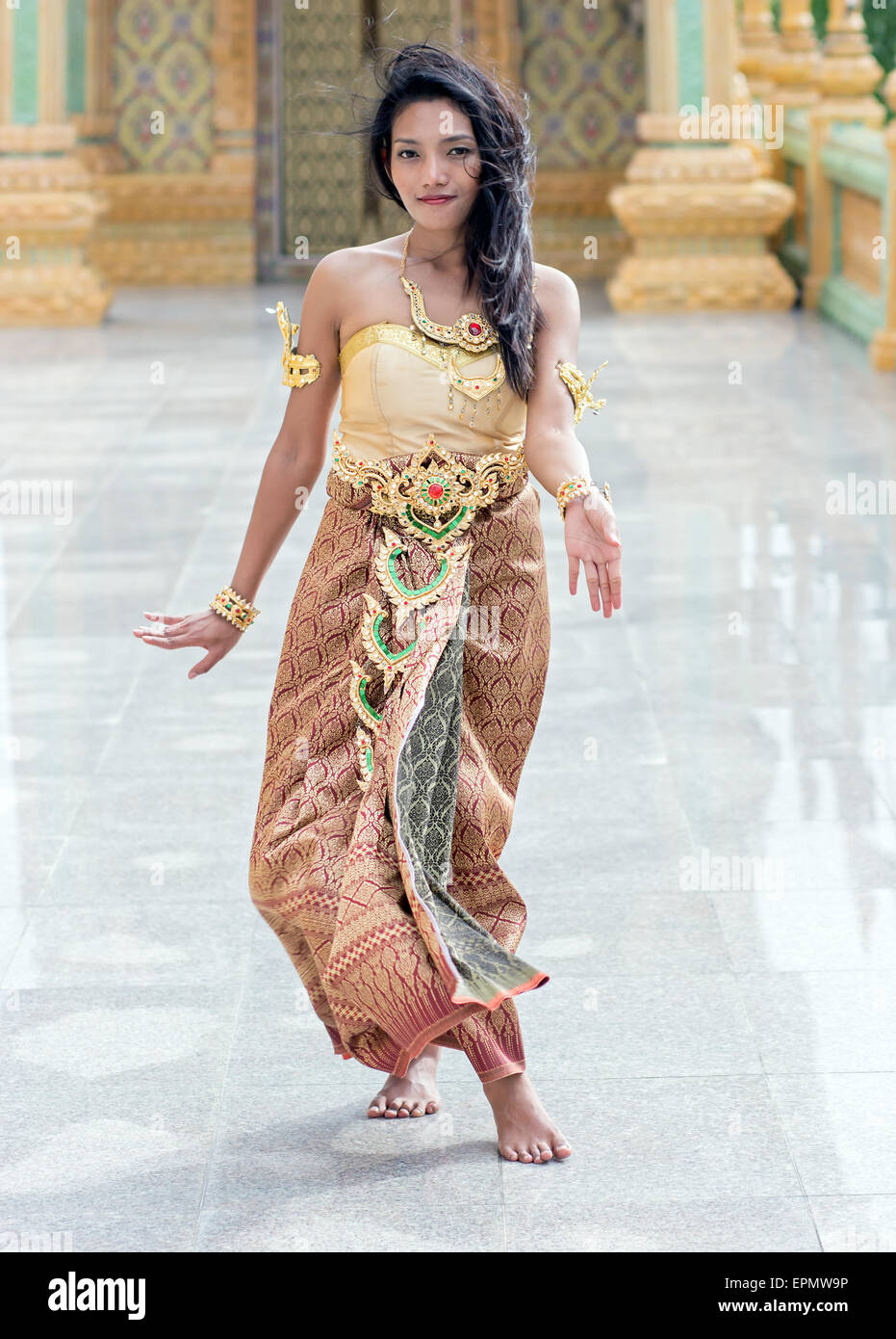Dancers of the traditional Thai style Stock Photo - Alamy