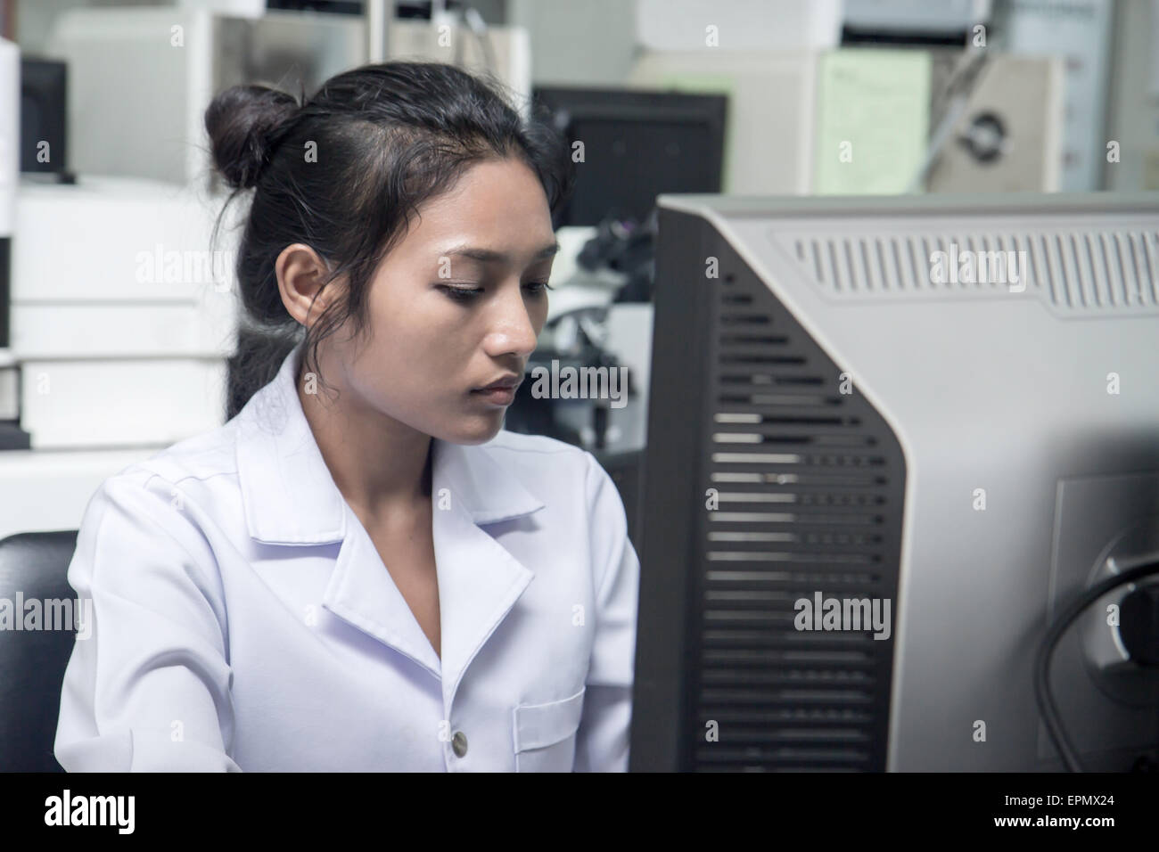 woman working on computer in the laboratory Stock Photo - Alamy