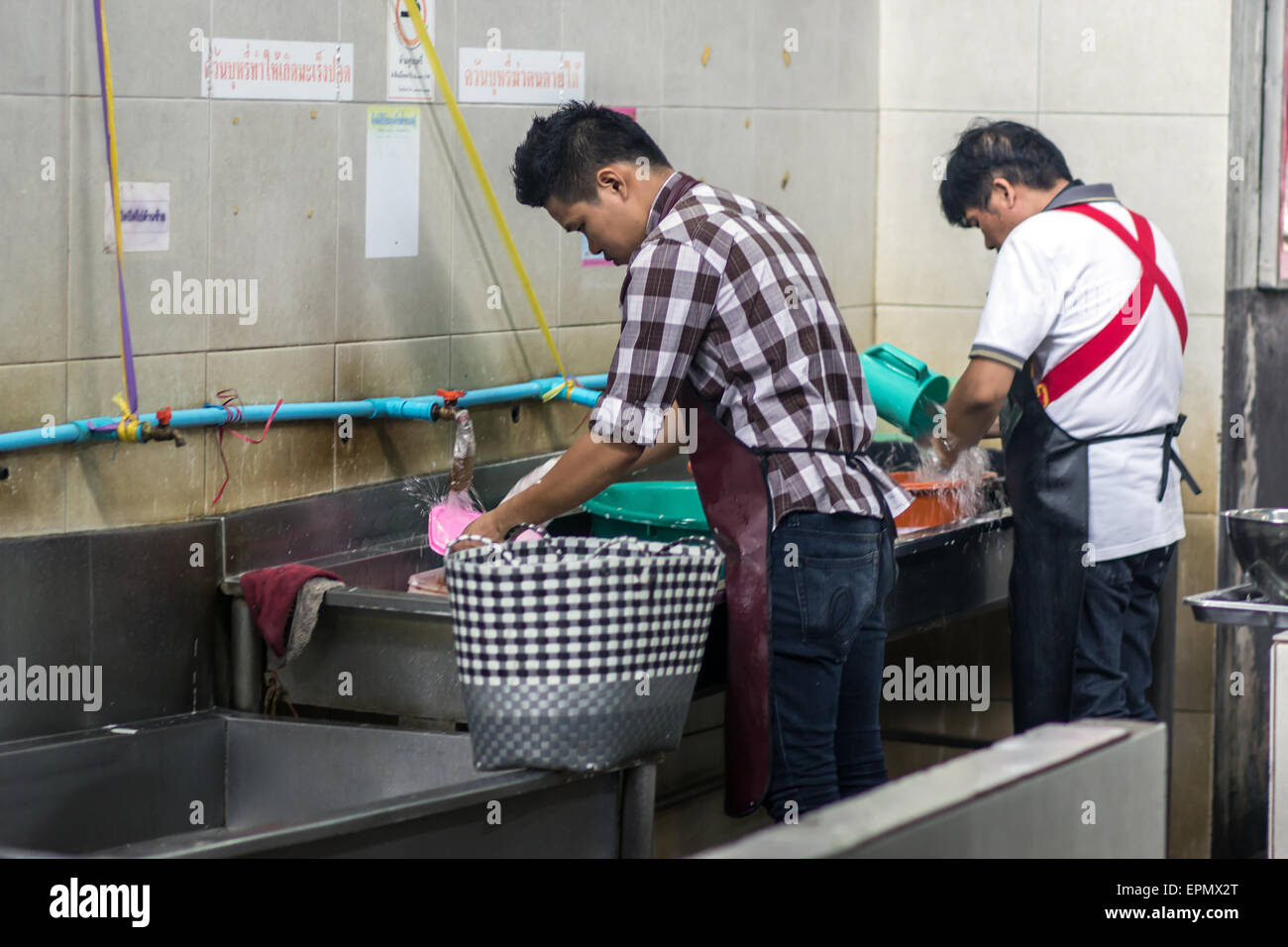 Washing dishes restaurant hi-res stock photography and images - Alamy