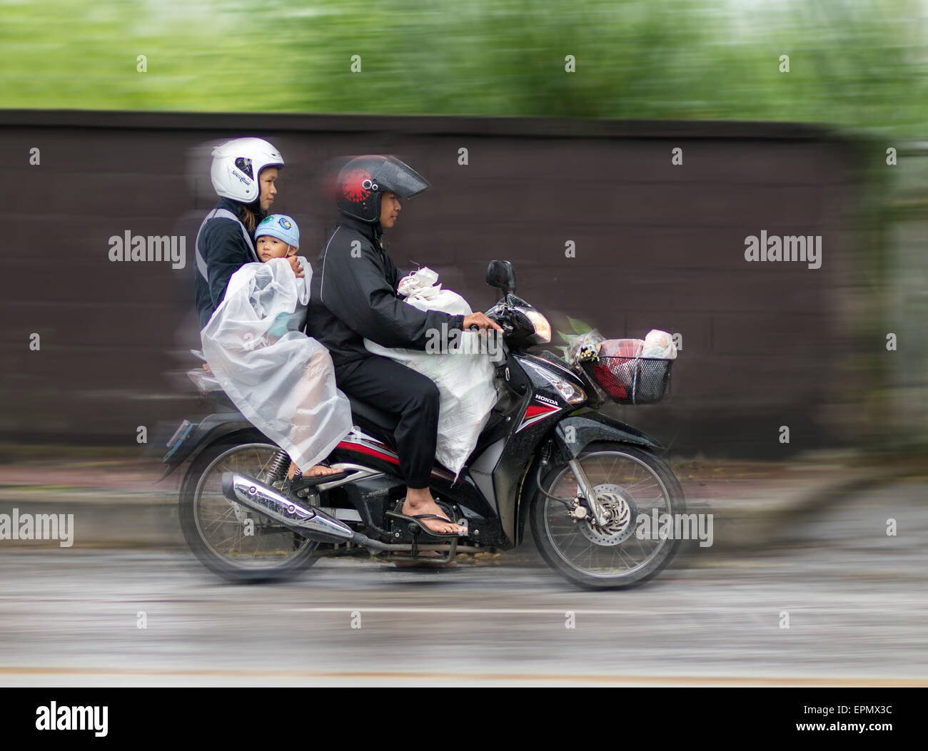 Family on motorcycle hi-res stock photography and images - Alamy