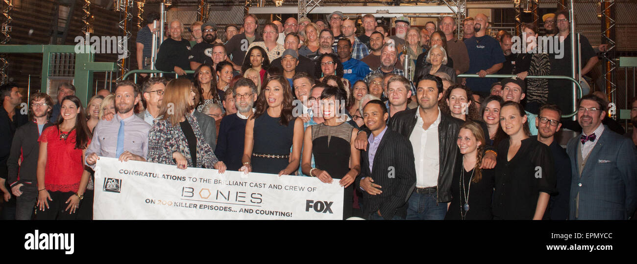 The cast and crew of FOX's hit show 'Bones' celebrate production of ...