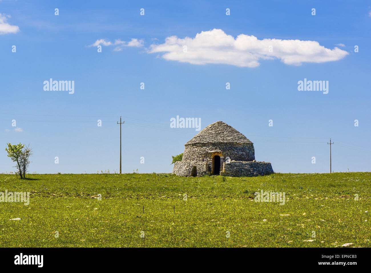 Stone hut, Italy Stock Photo - Alamy