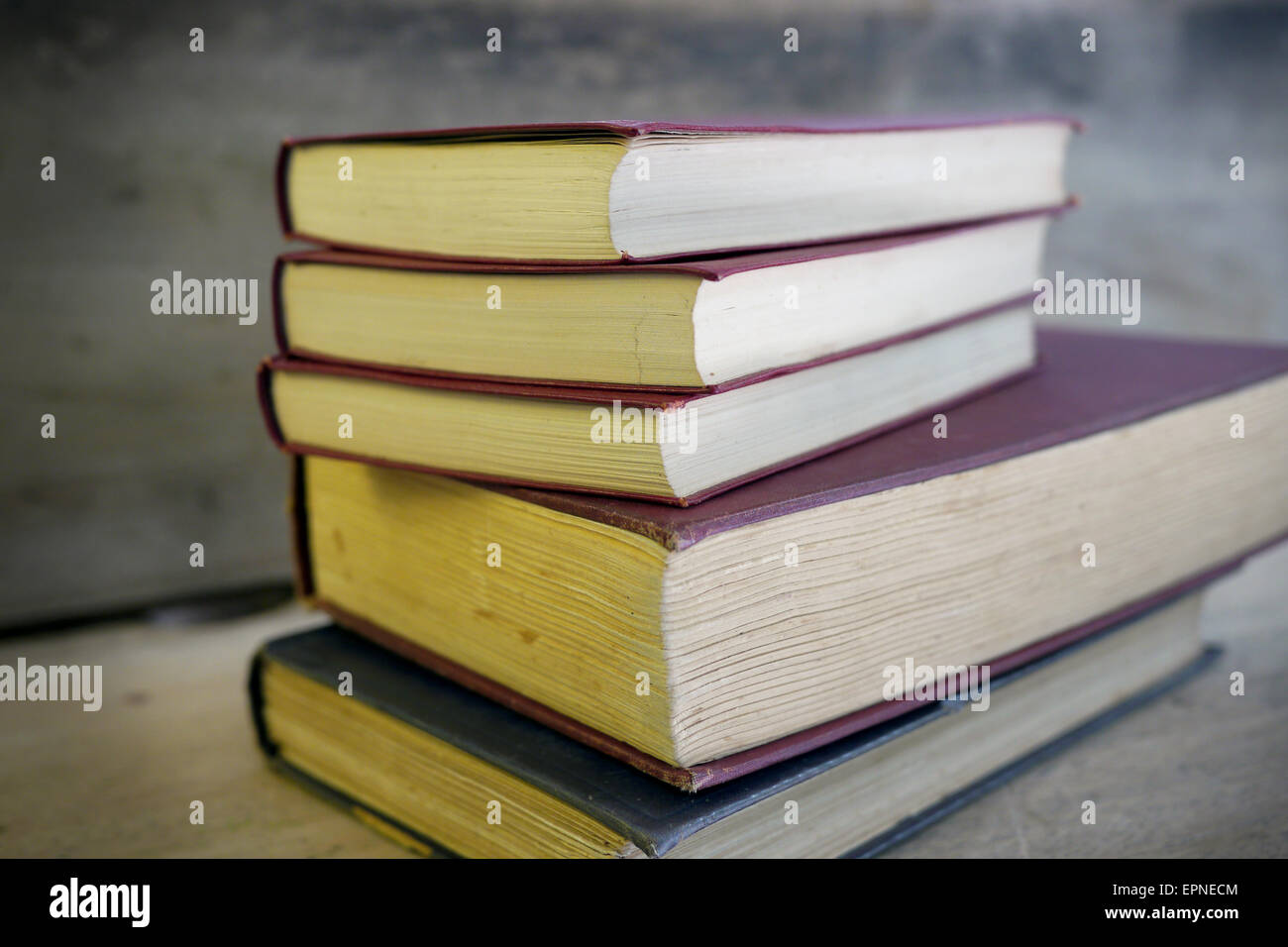 Old hardcover books hi-res stock photography and images - Alamy