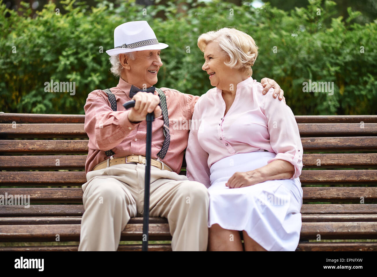 Senior couple talking on bench hi-res stock photography and images - Alamy